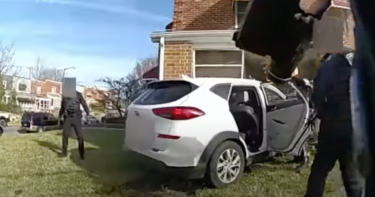 Police Bodycam Video Captures Chaotic Scene Where Teen Attempts to ...